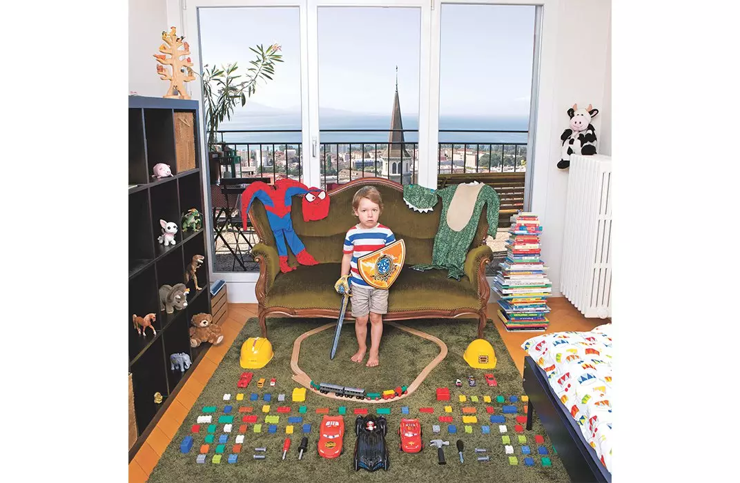 Очарователни деца по целия свят позират с любимите си играчки 51659_1
