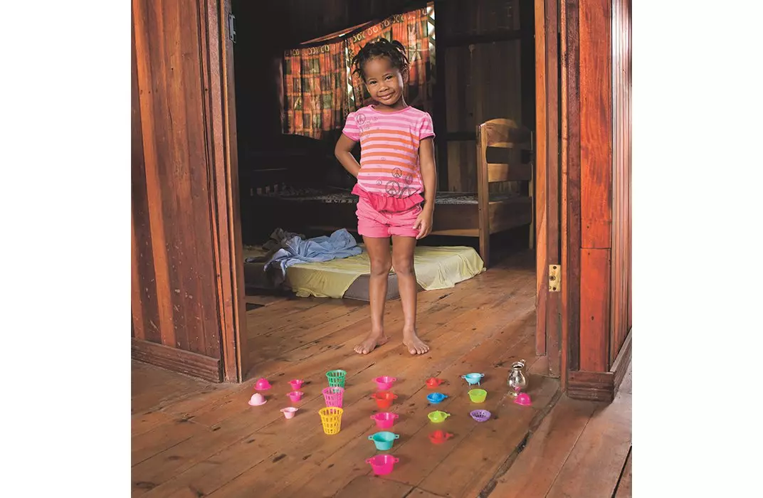 Entzückende Kinder auf der ganzen Welt posieren mit ihren Lieblingsspielzeugen 51659_10