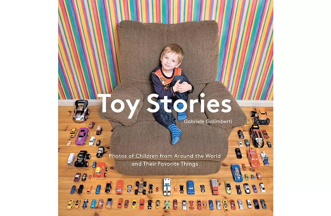 Adorables niños de todo el mundo posan con sus juguetes favoritos 51659_13