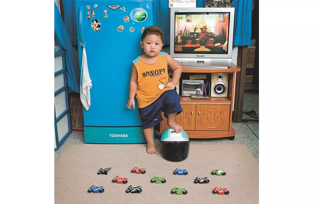 Entzückende Kinder auf der ganzen Welt posieren mit ihren Lieblingsspielzeugen 51659_7