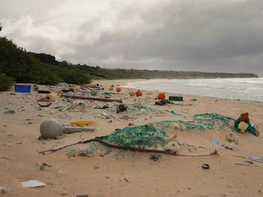 Plasticele fac plajele mai fierbinți în timpul zilei și mai reci noaptea