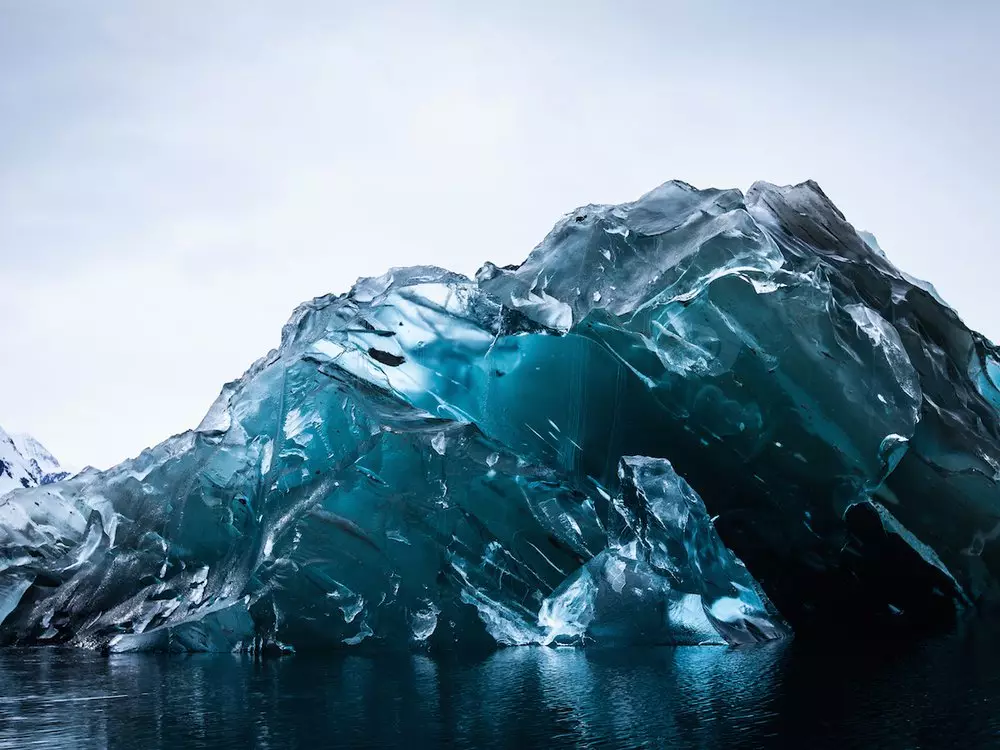 Um iceberg capotou e sua parte inferior é de tirar o fôlego