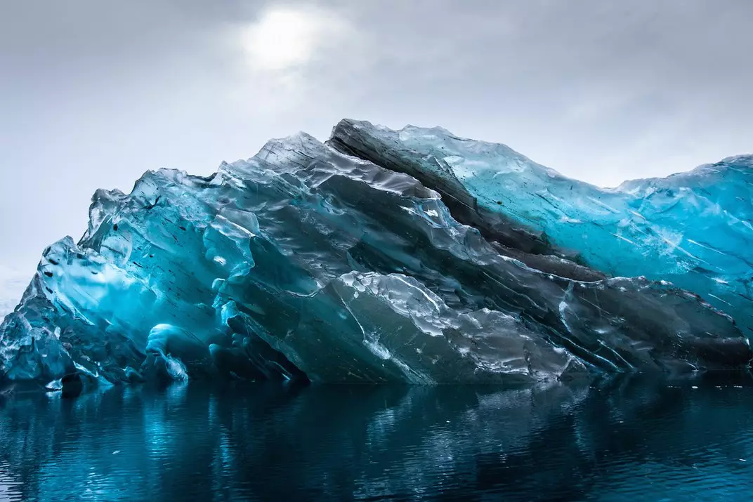 Aysberg ag'darilgan va uning pastki qismi hayratlanarli 51816_2
