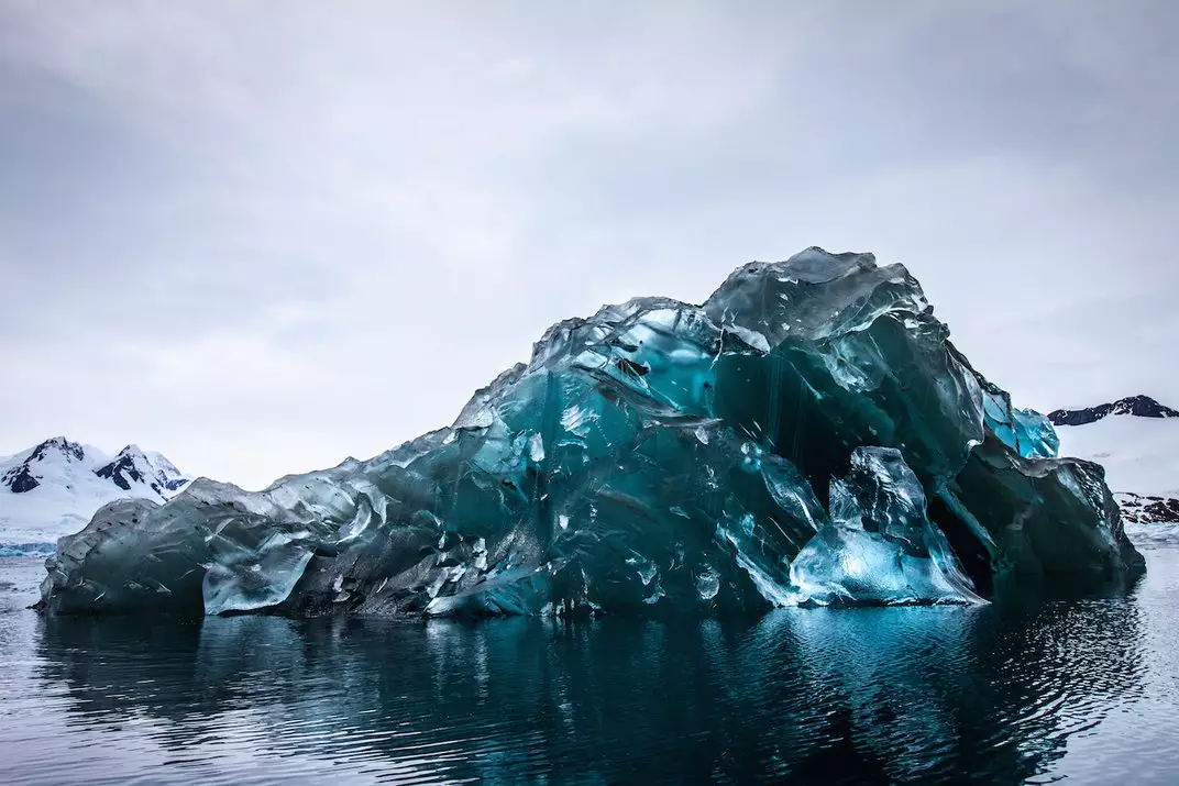 Aysberg ag'darilgan va uning pastki qismi hayratlanarli 51816_3