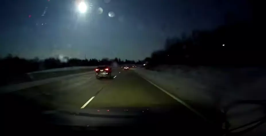 El meteorit explota amb un flaix brillant sobre Michigan