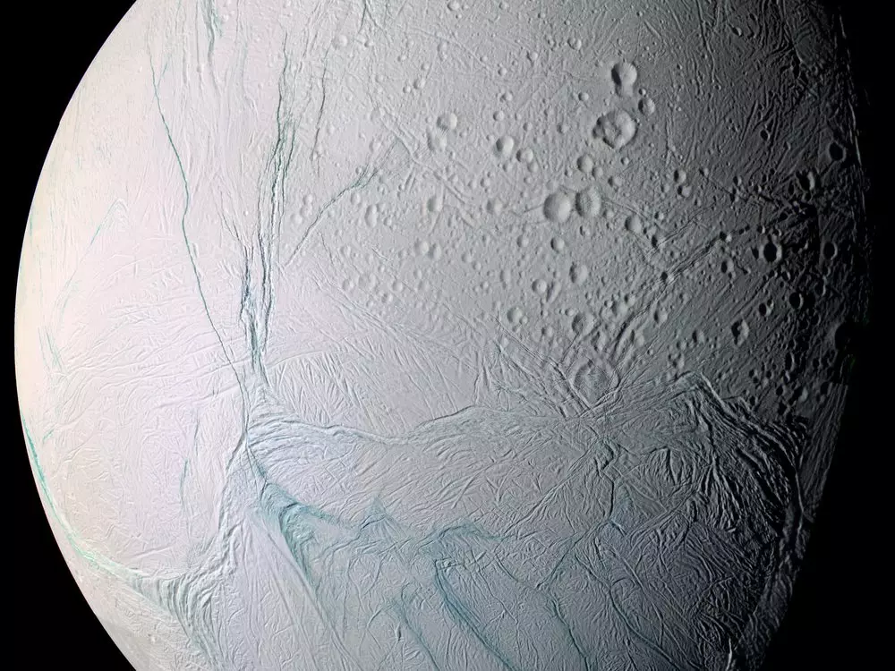 Maaaring Magkaroon ng Giant Liquid Water Lake ang Icy Moon Enceladus ng Saturn