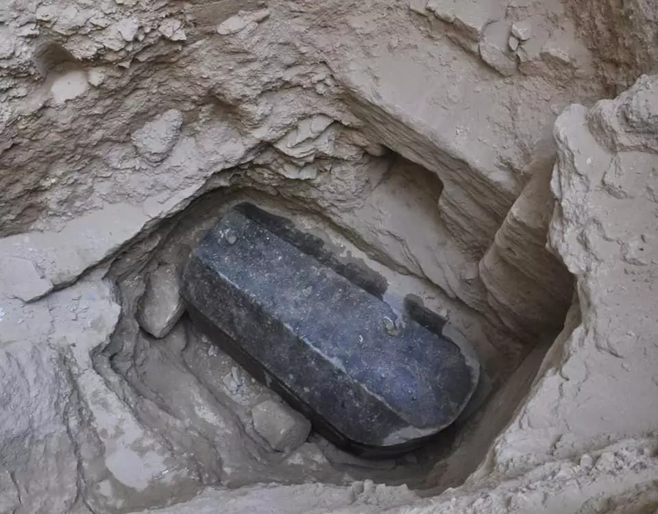 Οι αιγυπτιακές αρχές ανοίγουν τη σφραγισμένη σαρκοφάγο της εποχής των Πτολεμαίων