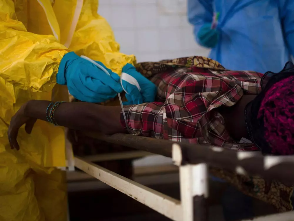 Afrikada Eboladan omon qolganlarning qoni uchun qora bozor mavjud
