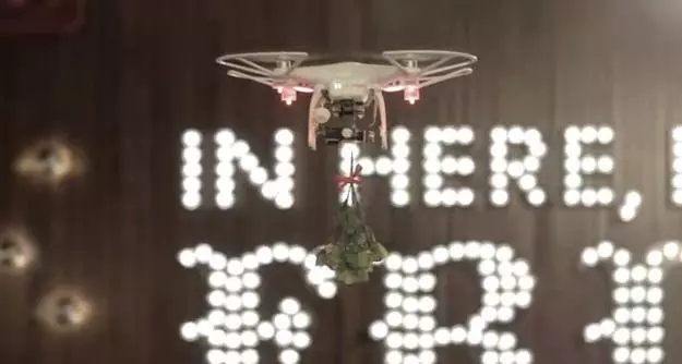 Η TGI Fridays έστειλε drones που μεταφέρουν γκι σε εστιατόρια