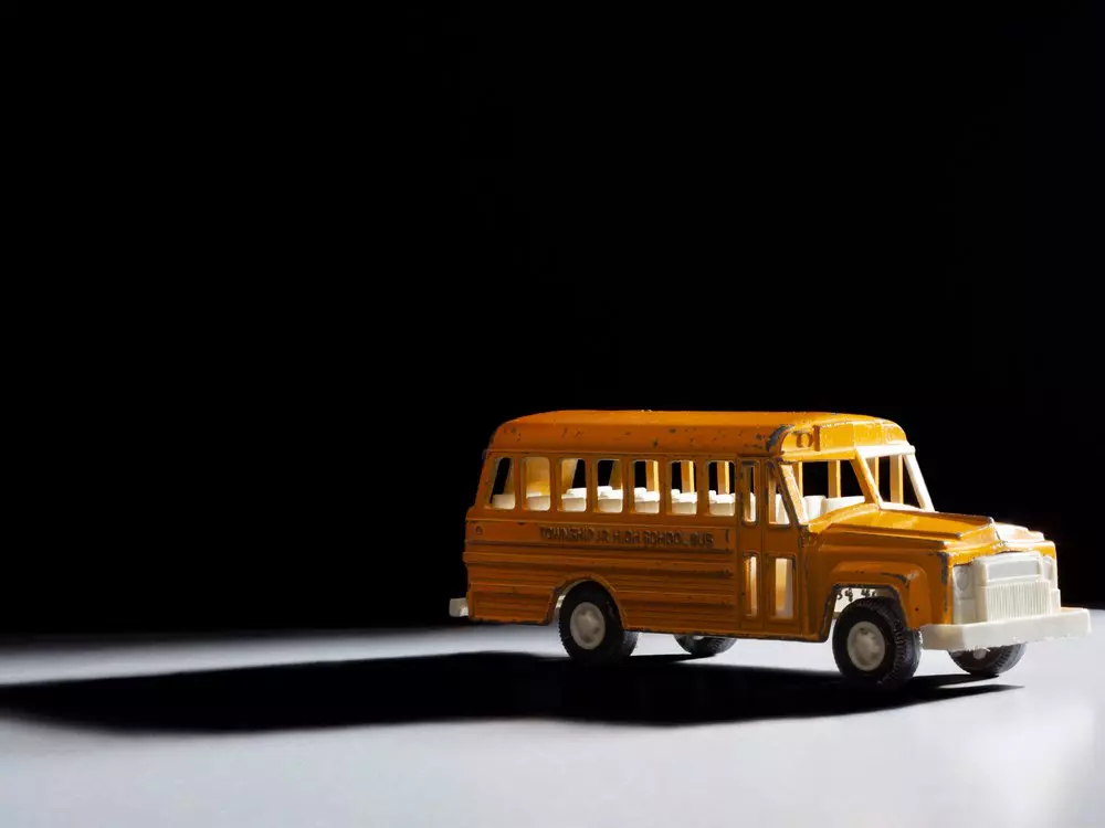 Hvordan en lille gul bus kom en forfulgt skoledreng til undsætning