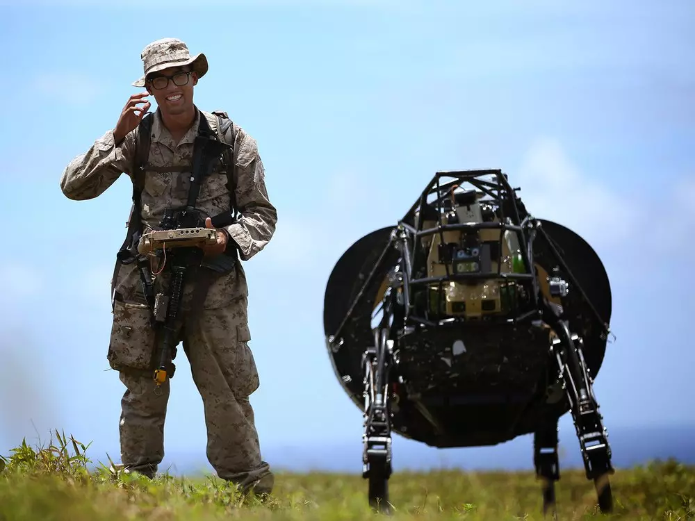 Boston Dynamics' Robotic Mule Yana Yin Wasannin Yaki Tare da Marines