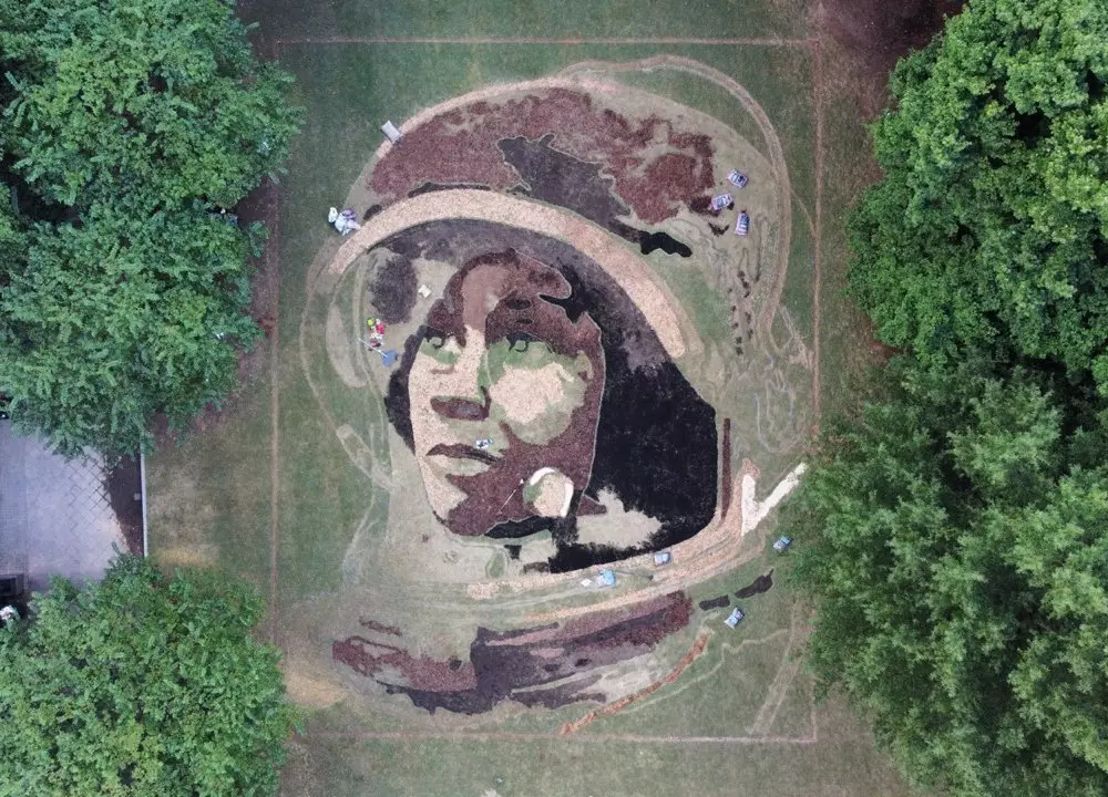 Un portret monumental al astronautului NASA Stephanie Wilson apare în Atlanta