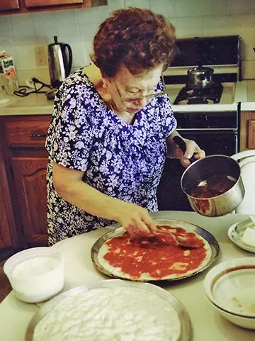 Запрошуюче письмо: готує італо-американська бабуся