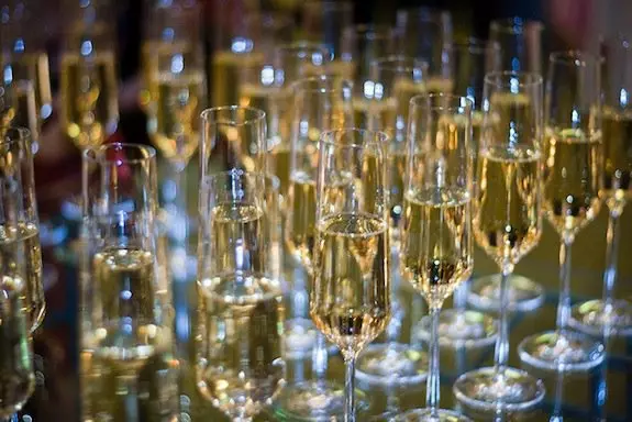 Yangi yil arafasida shampanda aldanib qolishdan qanday qochish kerak