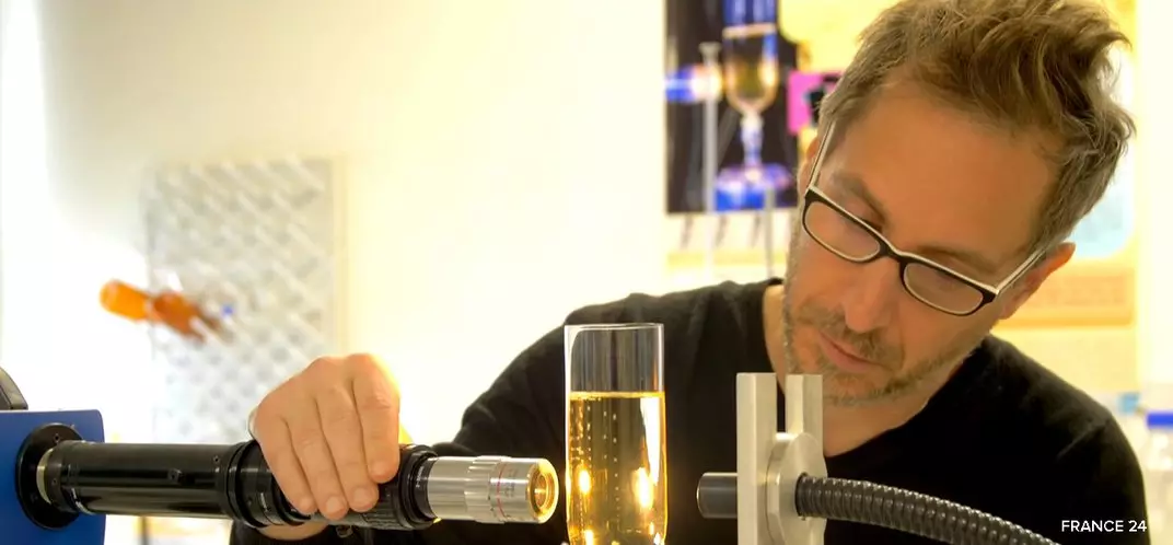 Наука иза мехурића шампањца