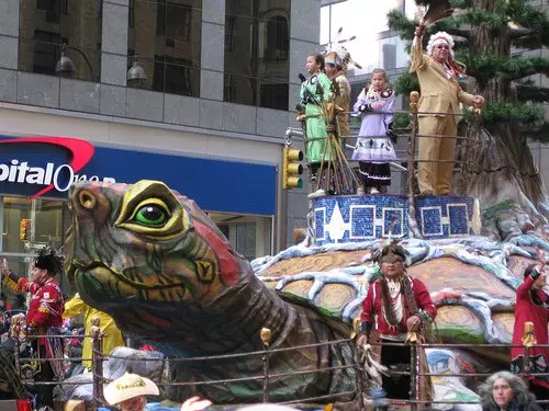 Американскиот индиски музеј на Парадата на Денот на благодарноста на Мејси