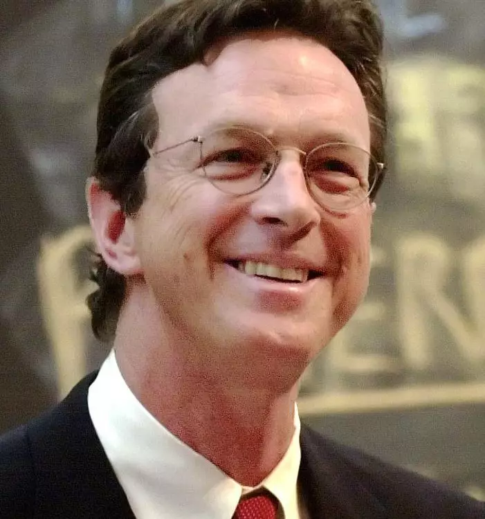Der amerikanische Autor und Redner Michael Crichton spricht in Harvard.