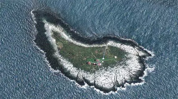 Machias Seal Island tinsab bejn il-kosta ta 'Maine u Grand Manan Island, New Brunswick.