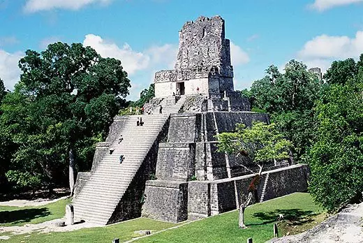 Maya pýramídarnir í Tikal