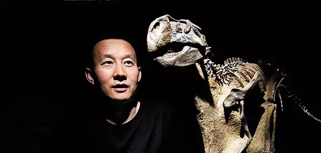 Xu Xuing met Psittacosaurus-fossiel