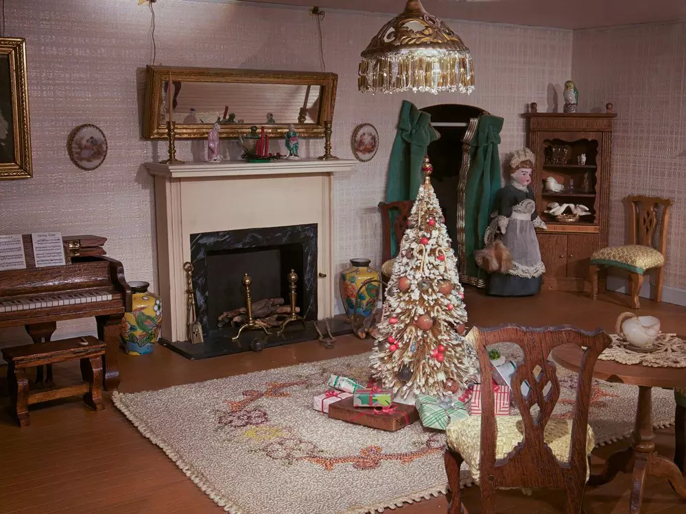 Natal ing Smithsonian's Dolls House Kalebu Kabeh Trimmings-ing Miniatur