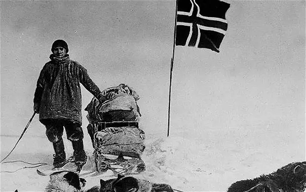 Amundsen ao amin'ny Tendrontany Atsimo, zato taona lasa izay ankehitriny.