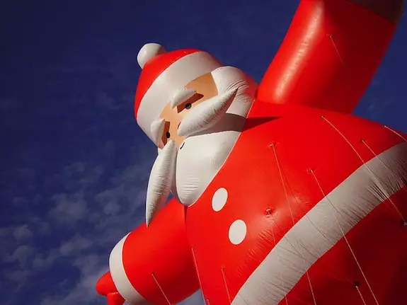 Kalėdų Senelis galėtų įteikti visas tas dovanas naudodamas sliekų skylutes ar reliatyvumo debesis