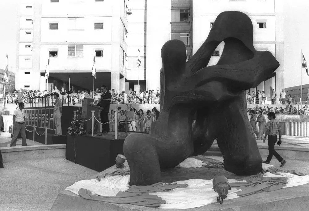Spominska slovesnost, ki je potekala leta 1974 v Tel Avivu, na kateri so odkrili poklon žrtvam münchenskega poboja.