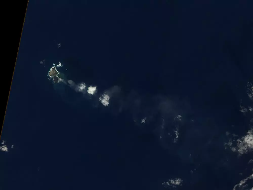Το νεότερο νησί της Ιαπωνίας συγχωνεύτηκε με το γείτονά του