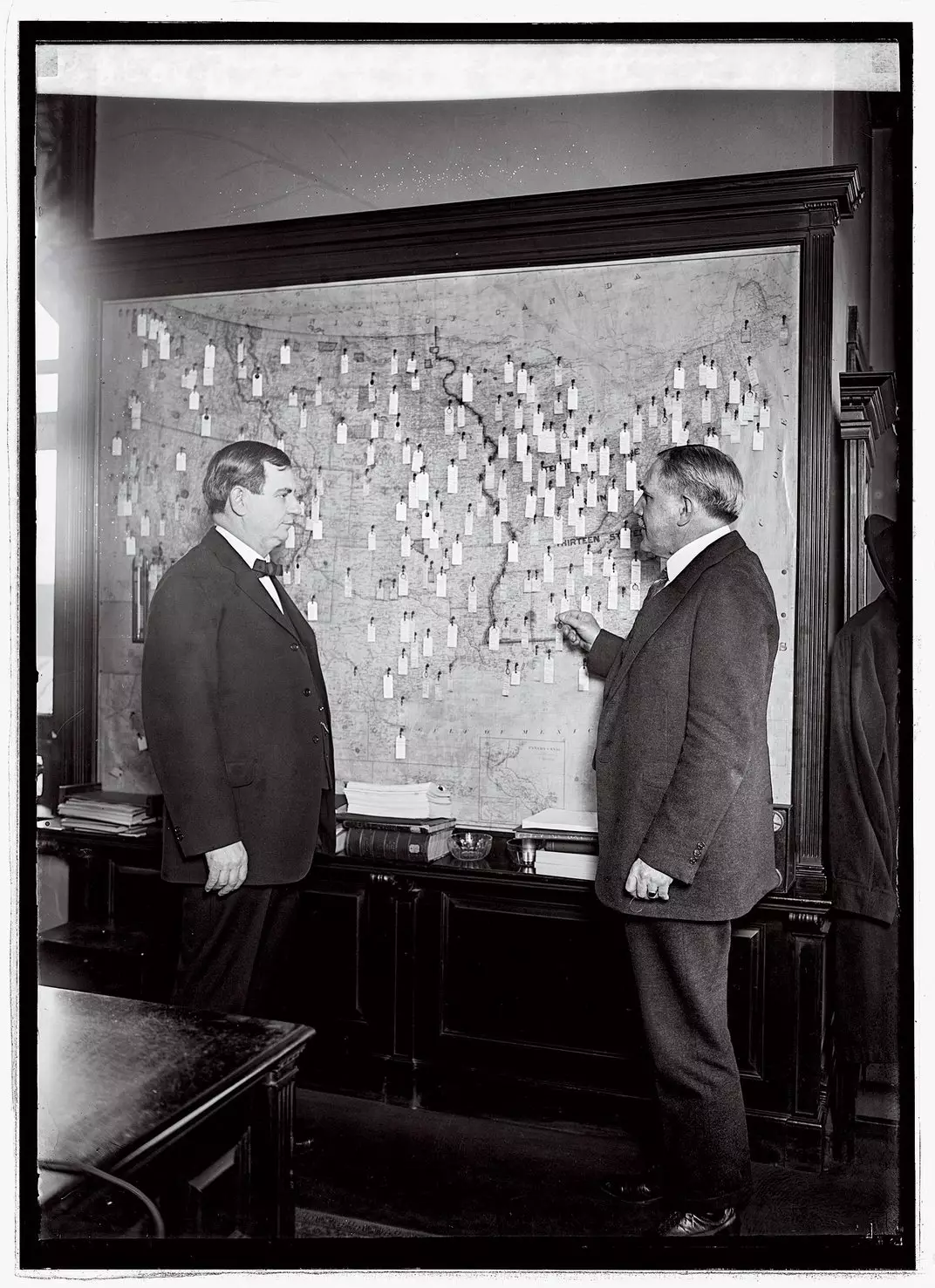 du vyrai prieš žemėlapį