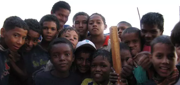 Дети позируют на камеру в Эль-Позоне