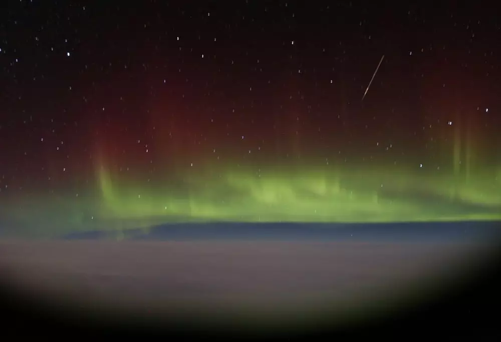 Passagier van Londen naar New York legt spectaculaire time-lapse van noorderlicht vast uit vliegtuigraam
