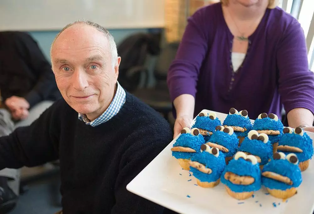 Ο Lloyd Morrisett και τα cupcakes γενεθλίων του
