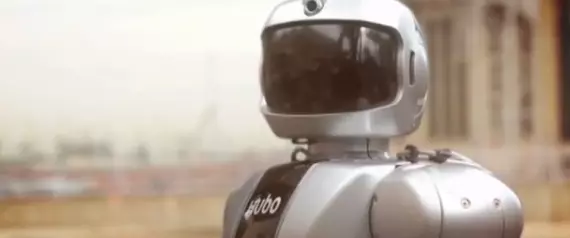 DARPA रोबोटिक्स चैलेंज में, रोबोट ड्राइव करते हैं, चढ़ते हैं, दीवारों से टकराते हैं और दुनिया पर कब्जा करने की तैयारी करते हैं