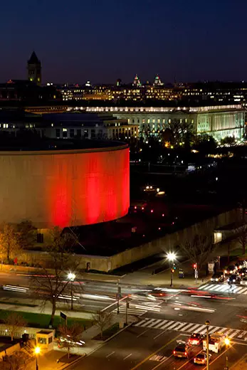 Hirshhorn zmienia kolor na czerwony na Światowy Dzień AIDS