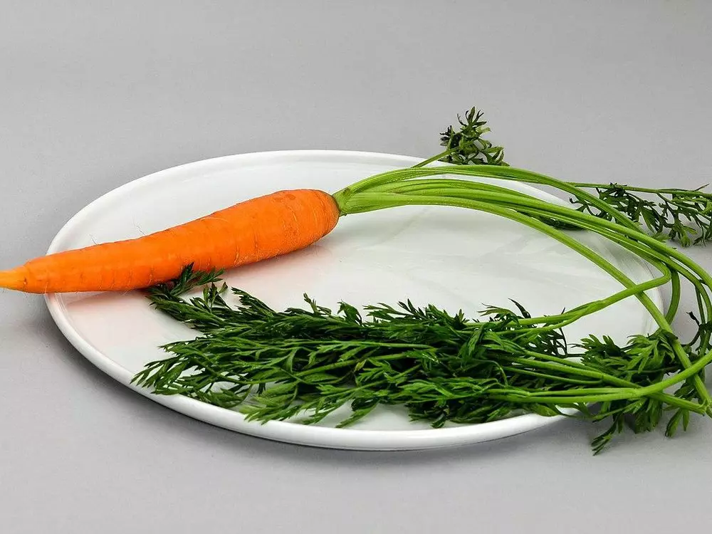 Valgykite morkų žalumynus