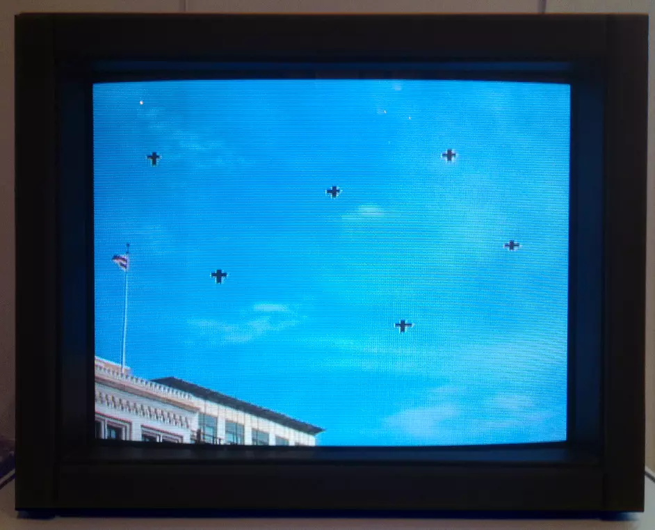 Analizorul video citește șase puncte pe cer, pe care vizitatorii le pot potrivi cu punctele de pe acest monitor de televiziune.