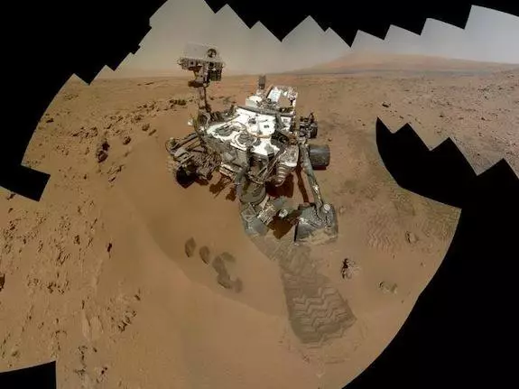 Një imazh i përbërë i autoportreteve të marra nga Curiosity në Mars.