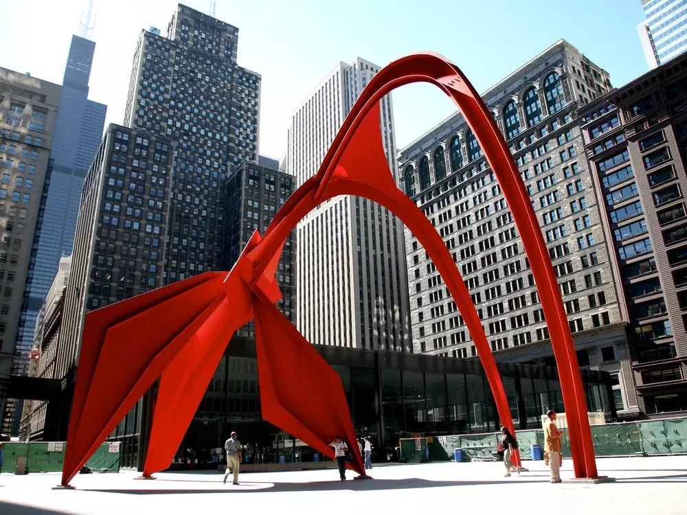 apstraktna crvena skulptura na gradskom trgu