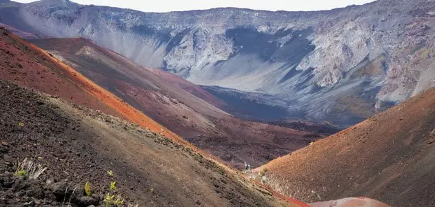 Descente dans le cratère Haleakala d'Hawaï