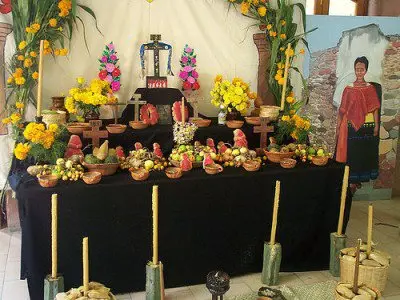 20110520090158dayofthedead-altar-by-mexican-wave-400x300.jpg