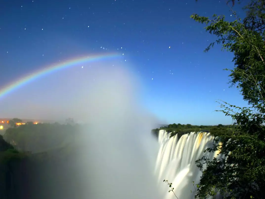 Moonbow នៅ Victoria Falls