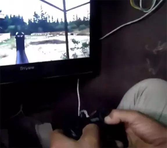Σε ένα σπιτικό τανκ, οι Σύροι αντάρτες χρησιμοποιούν ένα χειριστήριο PlayStation για να χειριστούν ένα πολυβόλο