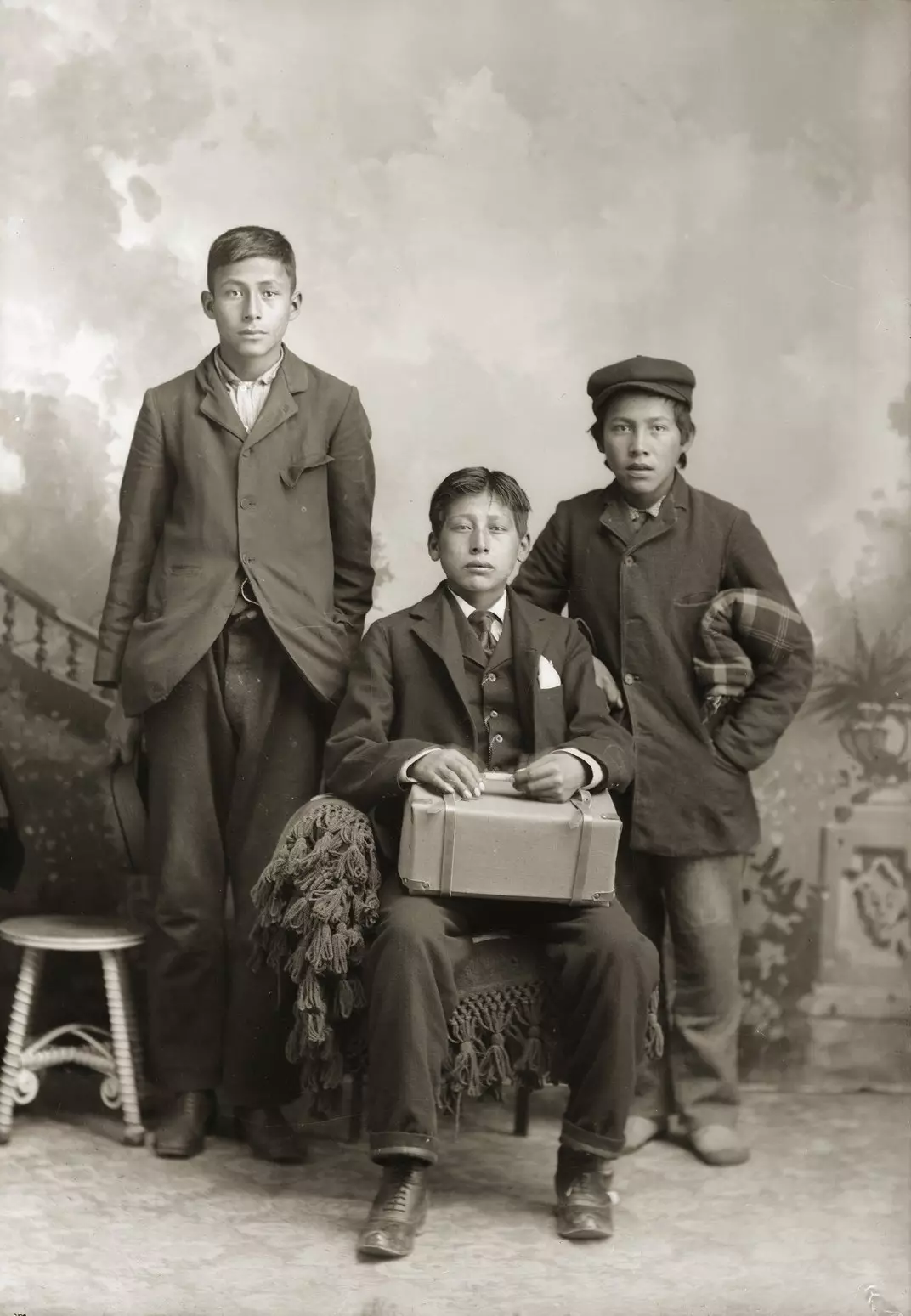 tre ragazzi nativi americani in posa per un ritratto in studio a Black River Falls, Wisconsin, nel 1910