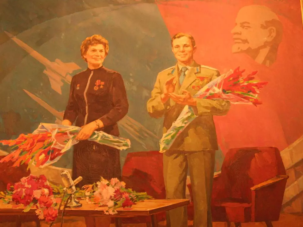 Valentina Tereshkova, pierwsza kobieta w kosmosie, i Jurij Gagarin