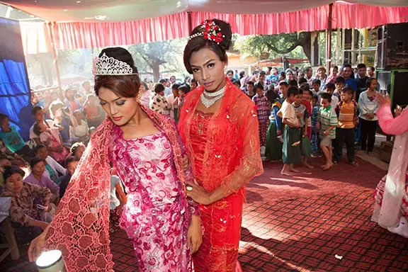 Фотосуреттер Оңтүстік-Шығыс Азиядағы гендерлік сәйкес келмейтін рухани орталардың өмірін атап өтеді 7085_10
