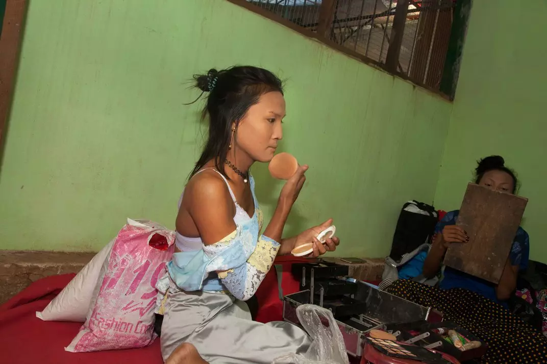 Photos Celebrate the Lives of Gender Non-Conforming Spirit Mediums in Southeast Asia 7085_11