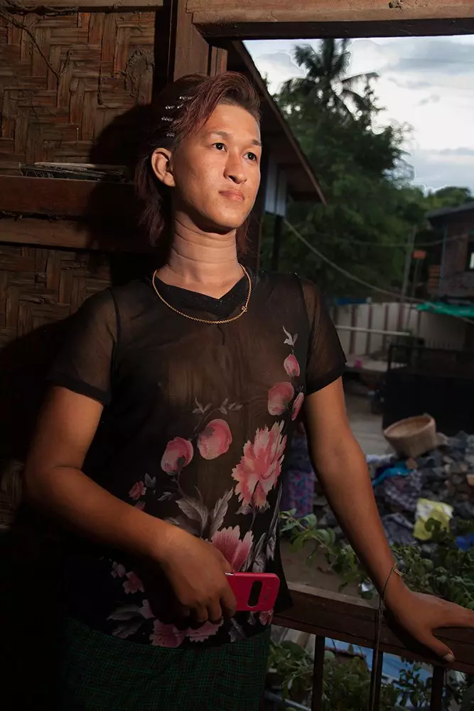 Foto's vieren het leven van gender-non-conforme spirit-mediums in Zuidoost-Azië 7085_13