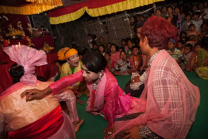 Фотографије прослављају животе родно неусаглашених духовних медија у југоисточној Азији 7085_15