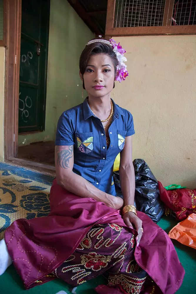 Фотографии Отпразднуйте жизнь гендерно неконформных духовных медиумов в Юго-Восточной Азии 7085_8